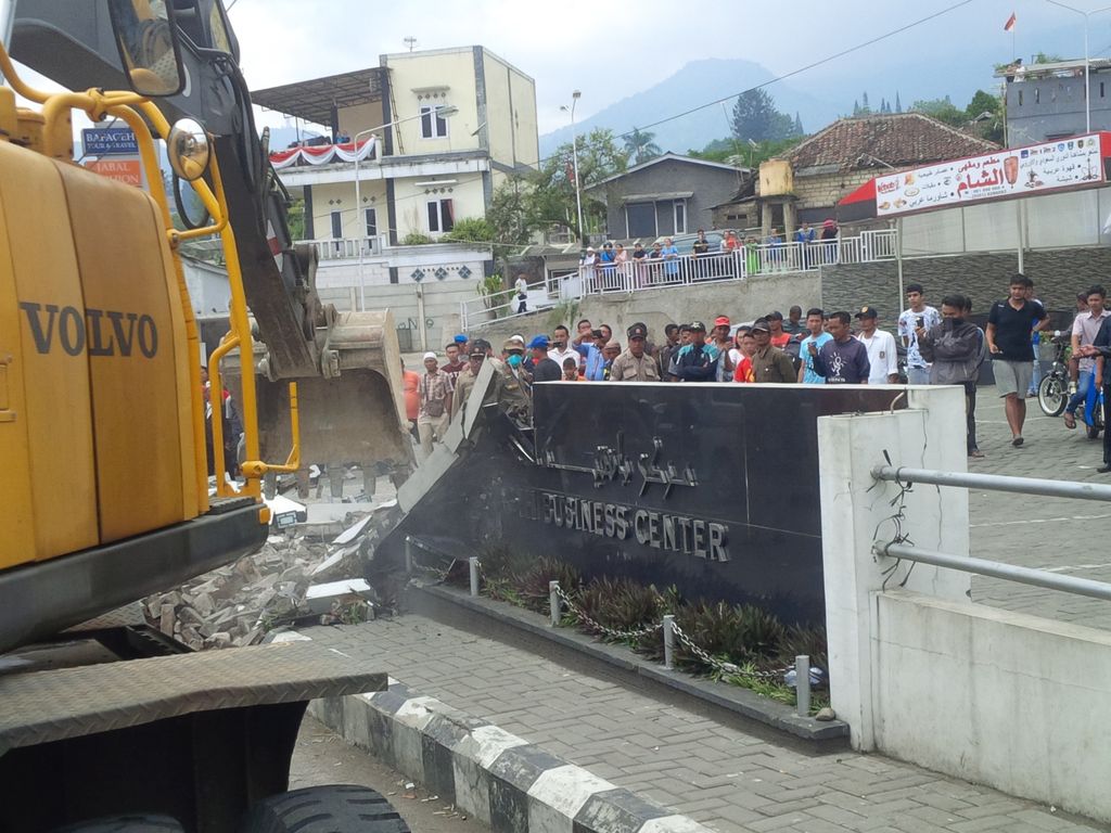 Ada 200 Bangunan Liar yang Dibongkar Aparat di Kampung Arab Puncak